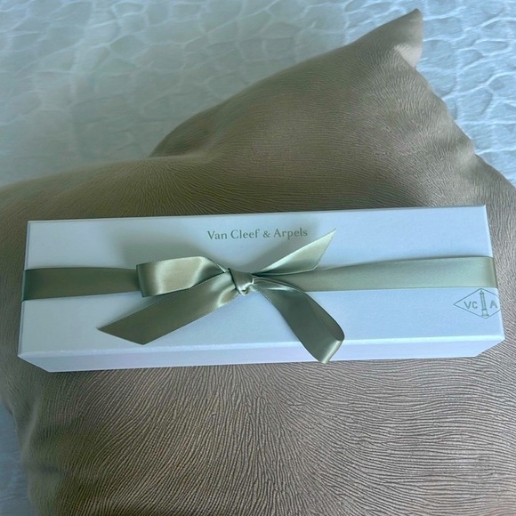 Van Cleef & Arpels | Other | Van Cleef Arpels Gift Box With Ribbon ...